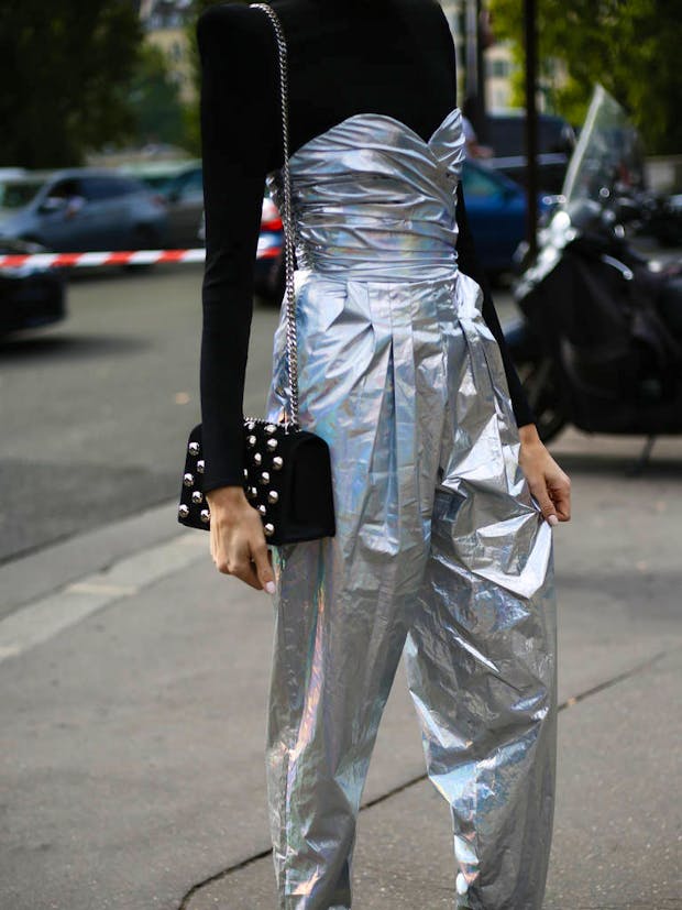 Mode. Tendance femme: le style flashy pour les fêtes.