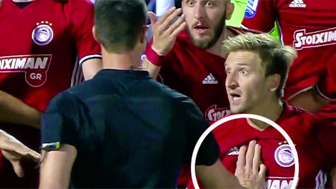 Wie vom Blitz getroffen: Marin bedrängt Schiri und zeigt dann die ...