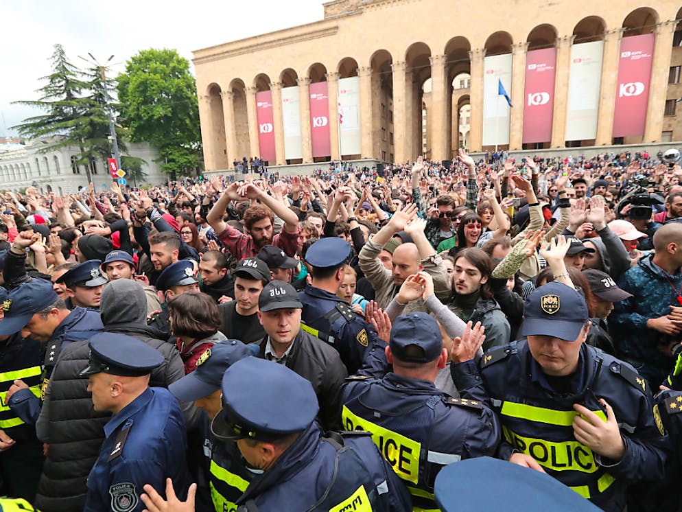Georgien. Proteste vor dem Parlament in Tiflis.