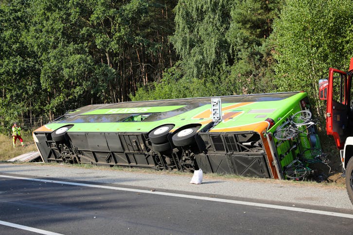 In den Graben gekippt. 22 Verletzte bei Flixbus-Unfall nahe Rostock.