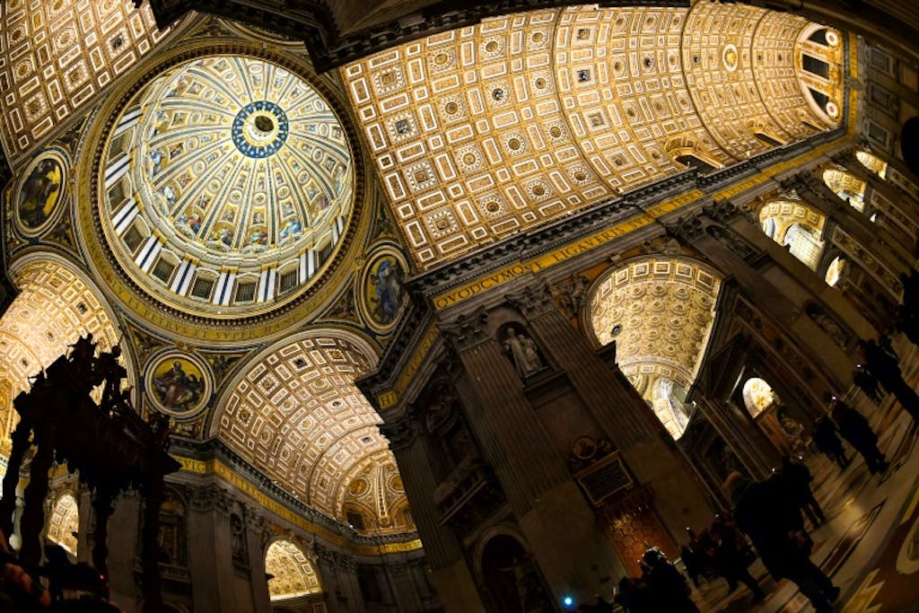 La Basilique Saint-Pierre de Rome se dévoile avec un puissant éclairage