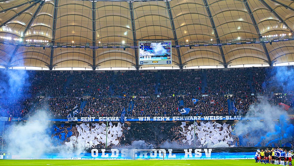 2. Bundesliga. Erste genehmigte Pyro-Show: Fans zünden Rauchtöpfe vor ...