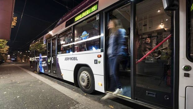 Coronavirus – Bern. Moonliner-Busse erst im August wieder im Einsatz.