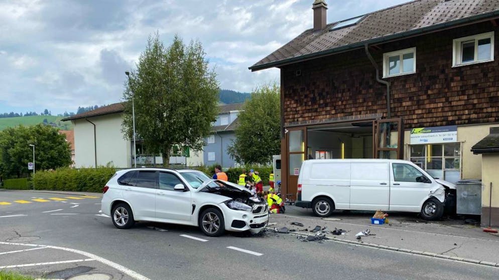 Verkehrsunfall. Zwei Leichtverletzte und viel Blechschaden in Unterägeri.