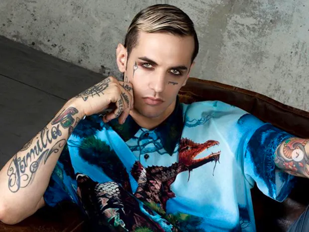 Spettacolo: Achille Lauro censurato a Milano: «Me ne frego» | blue News