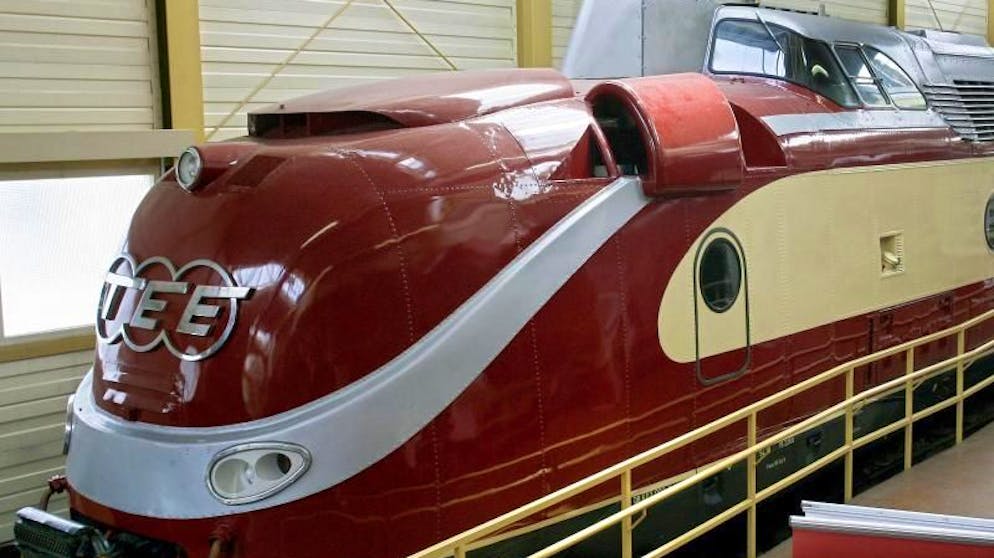 Europa verbinden. Der legendäre «Trans-Europ-Express» steht vor dem ...