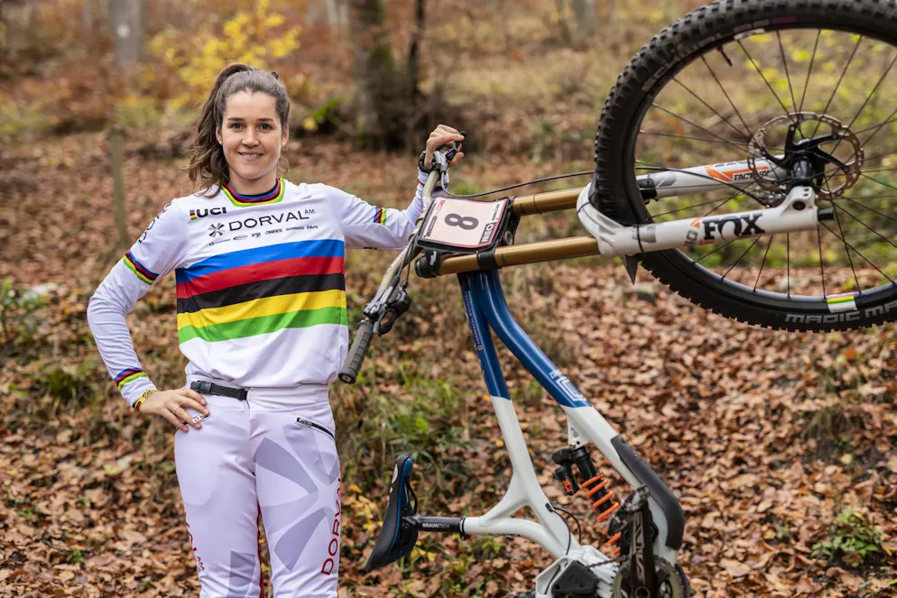 VTT Descente. Camille Balanche sur le podium.