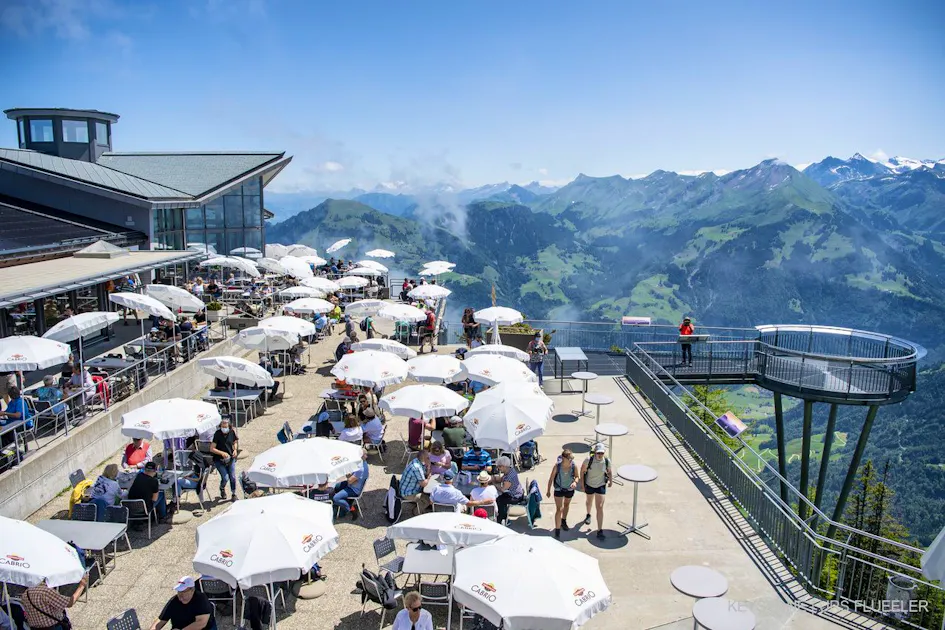 Despite falling flight prices: Leisure time in Switzerland is becoming ...