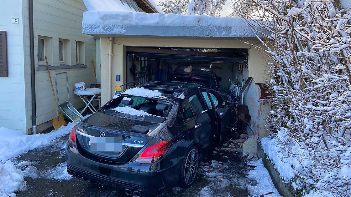 Unfall: Junglenker donnert in Brugg AG mit seinem Auto in ein ...
