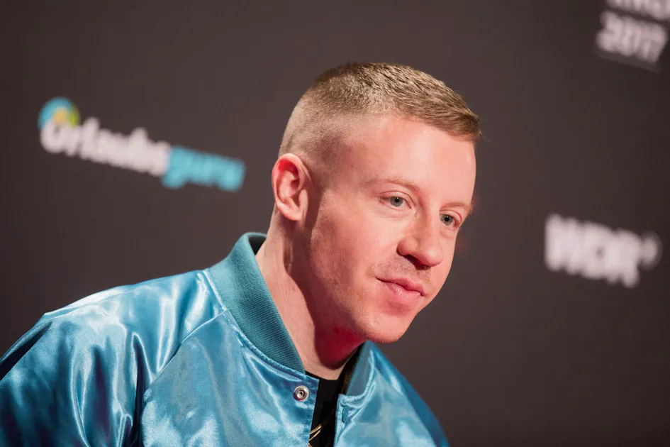On the road in Zurich with E-Trotti: Rapper Macklemore gets his hair ...