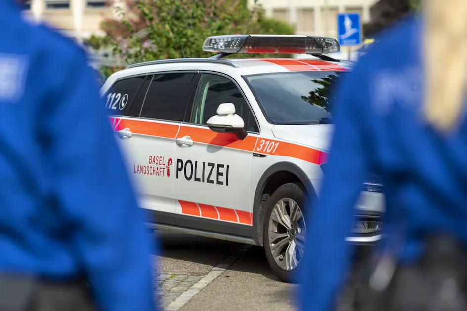 Grosse Fahndungsaktion: Unbekannte überfallen UBS-Filiale in Muttenz ...