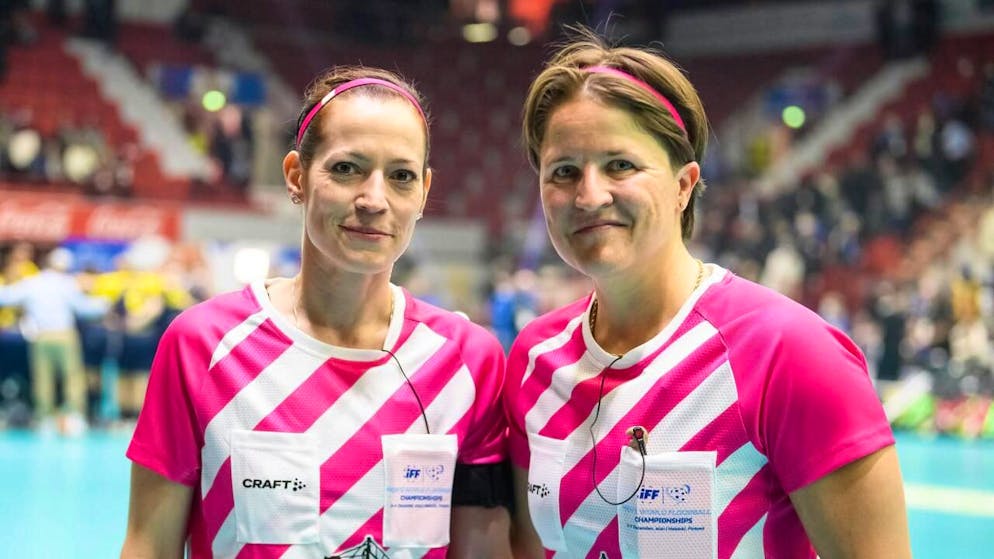 Unihockey. Schweizer Schiedsrichterinnen schreiben Geschichte.