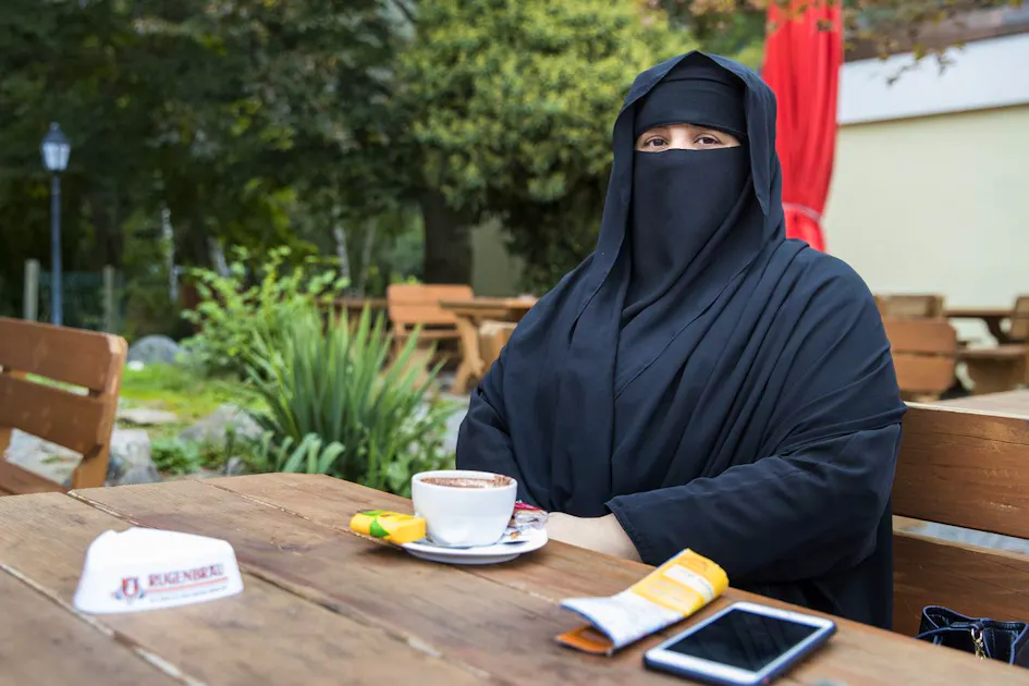 Umfrage: Wie stimmen Sie beim Burka-Verbot und dem E-ID-Gesetz? | blue News