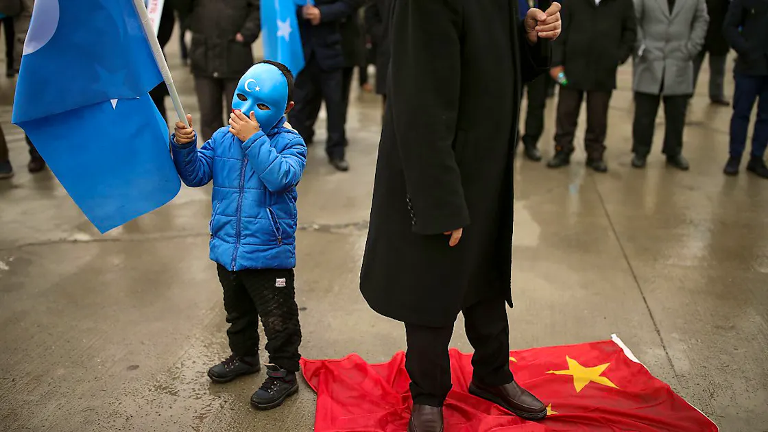 China: Chinesischer Aussenminister besucht Türkei – Protest von Uiguren ...