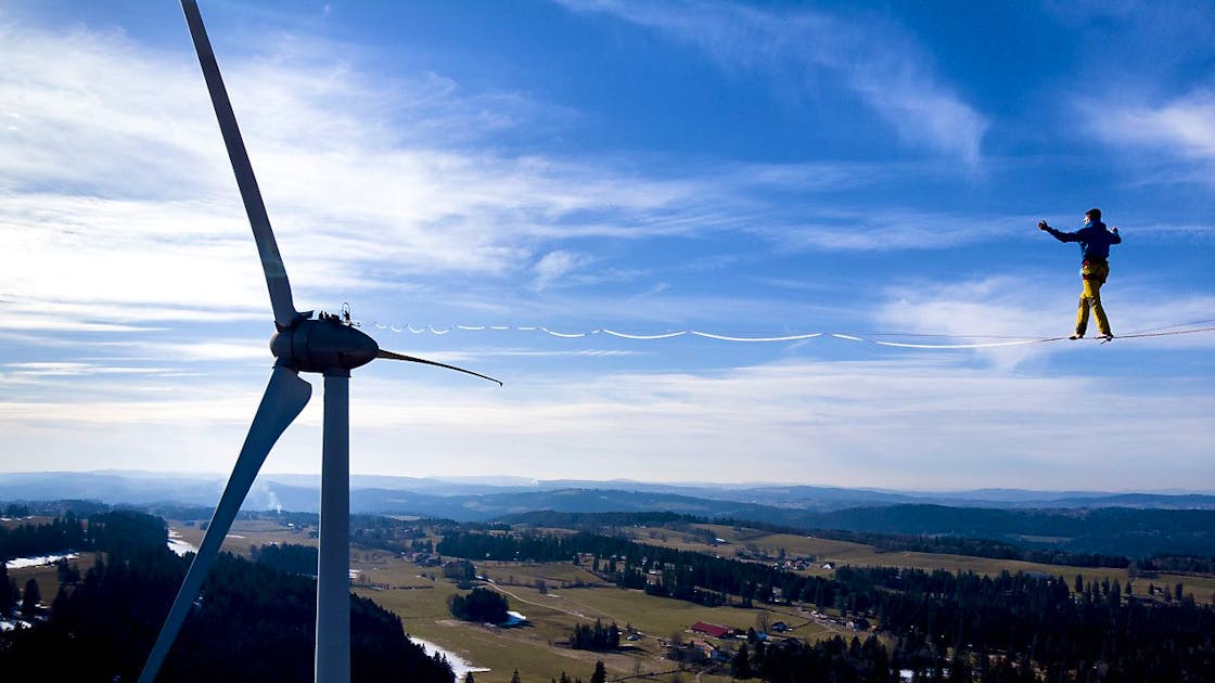 Funambulisme: Traversée de 620 mètres entre deux éoliennes dans le ...