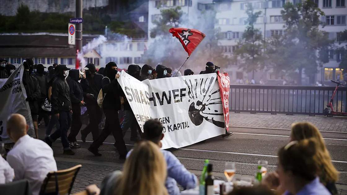 Kundgebung: Polizei geht gegen unbewilligte Anti-WEF-Demo vor | blue News