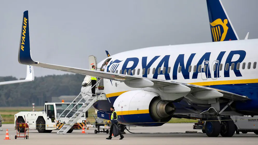 Passeggero ubriaco semina il caos a bordo, volo Ryanair costretto ad ...