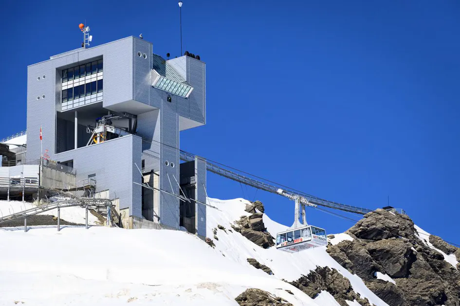 Dopo l'incendio: Riapre la teleferica Glacier 3000, offerta limitata ...