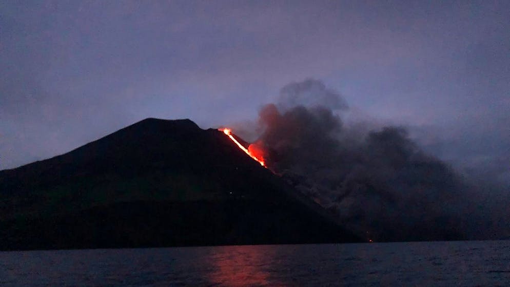 Lava fliesst ins Meer. Vulkan-Ausbruch am Stromboli sorgt für ...