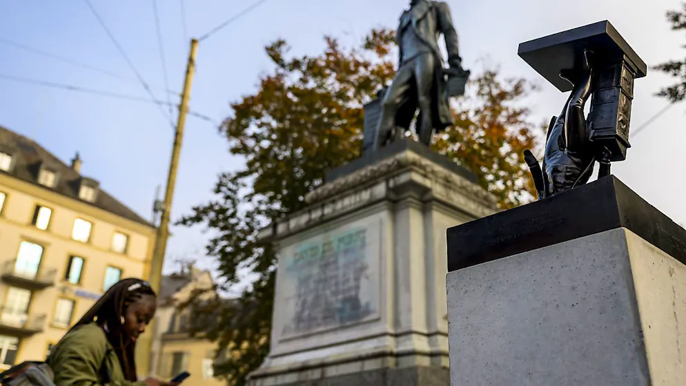 Statue de Pury. Neuchâtel a inauguré une oeuvre d'art et une plaque ...