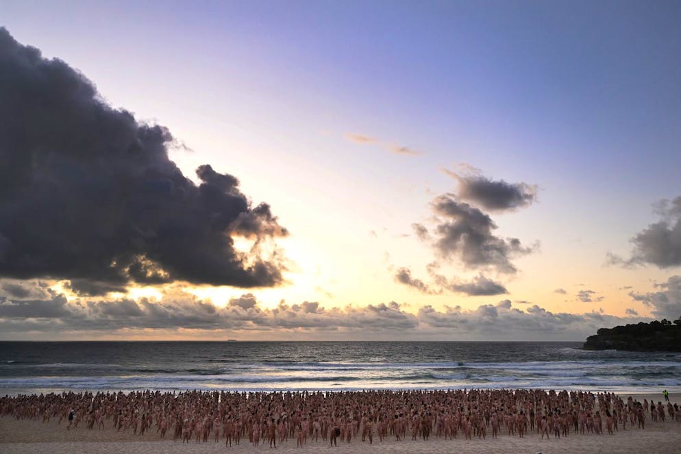 Cancer de la peau. 2500 personnes posent nues sur la plage pour la ...