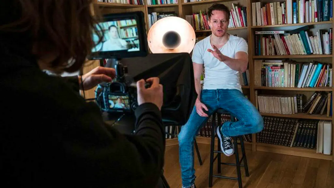 «Serial thinker»: Le prof de philo qui cartonne avec ses vidéos TikTok | blue News