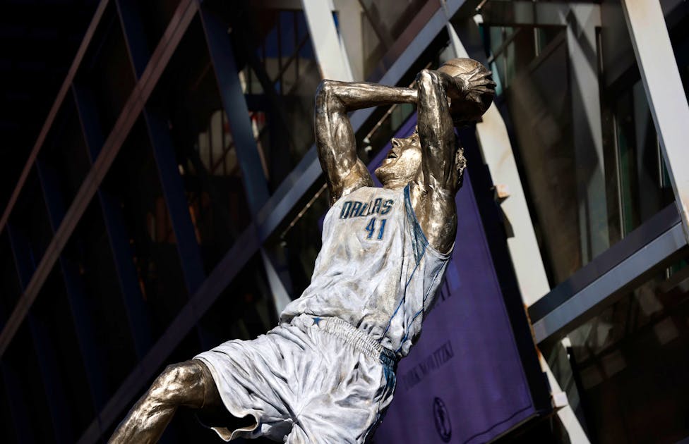 NBA: Dirk Nowitzki a désormais sa statue à Dallas | blue News