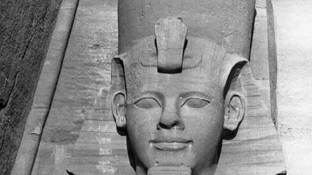 10 tonnes !. Ils tentent de voler la statue de Ramsès II à l’aide d’une ...