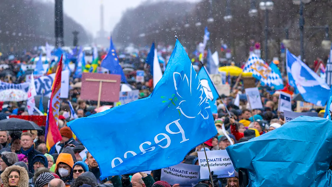 Berlin: Mehrere Tausend bei Demo für Friedensverhandlungen mit Russland ...