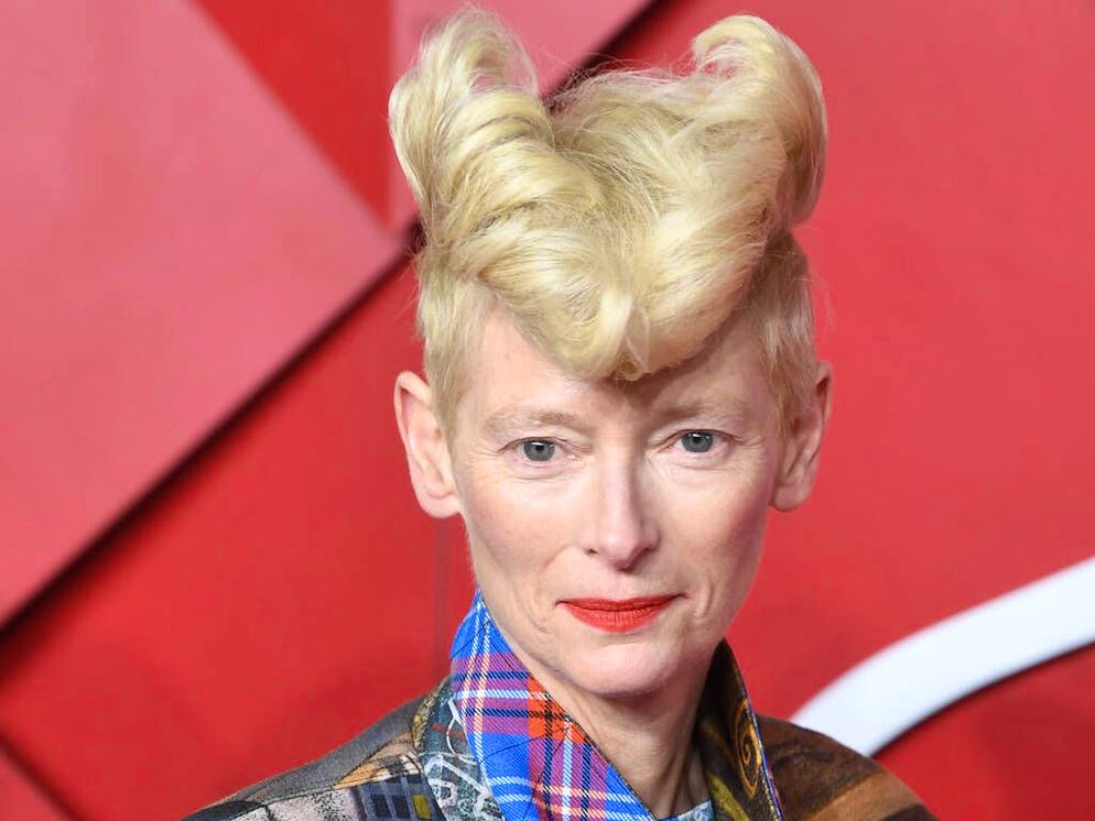 Niente mascherina: Tilda Swinton non seguirà i protocolli Covid sul set ...