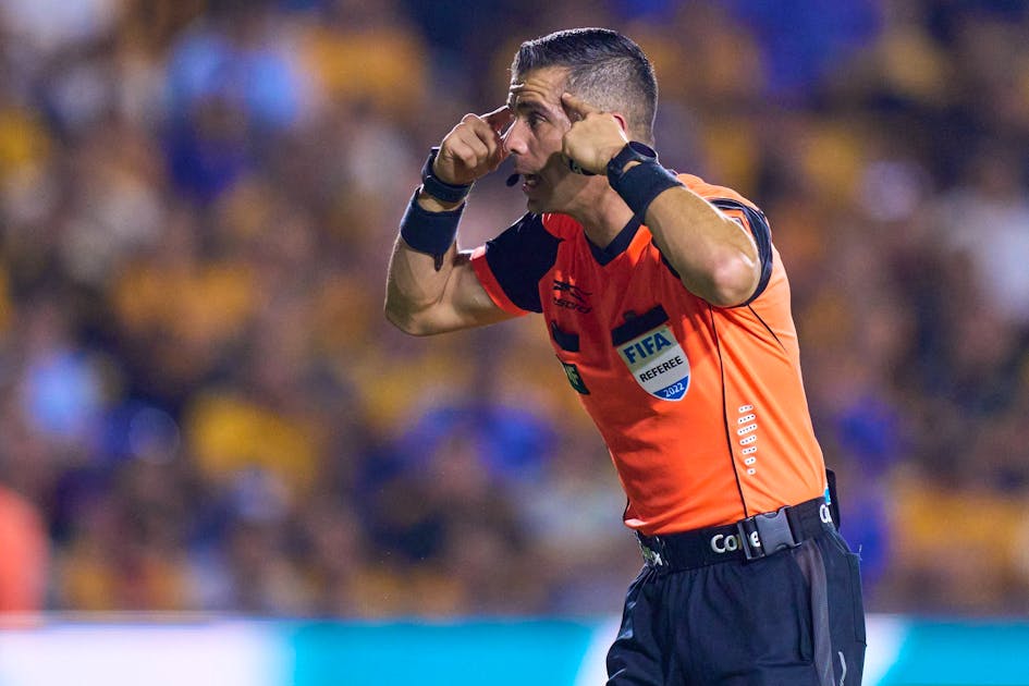 Ginocchiata nelle parti basse: L'arbitro messicano che ha ricevuto 12 ...
