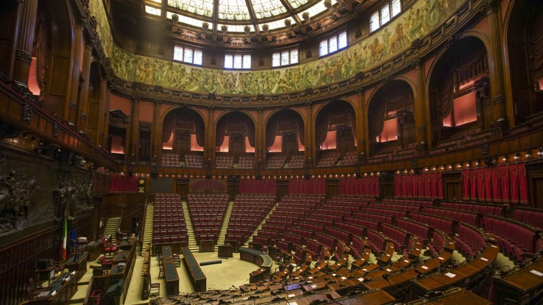 La Camera italiana boccia lo scostamento di bilancio | blue News