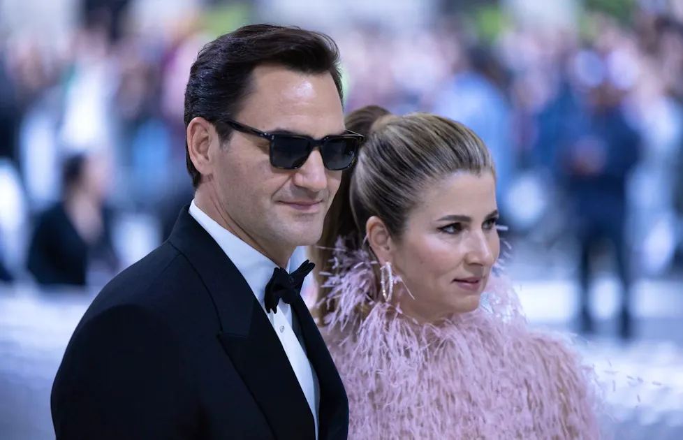 Met Gala 2023: Smoking noir et robe aux plumes roses ! Le couple ...