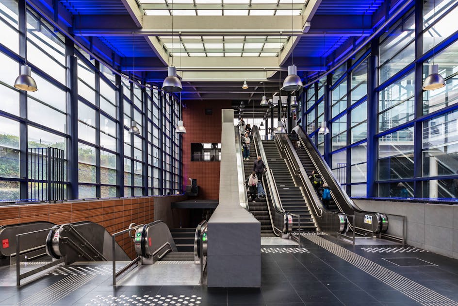 Il meurt la tête coincée dans un rideau métallique du métro | blue News