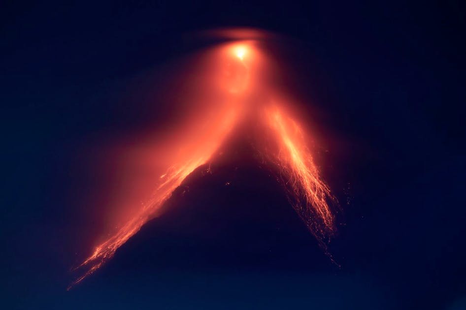 Nelle Filippine erutta il vulcano Mayon, 12'800 sfollati | blue News