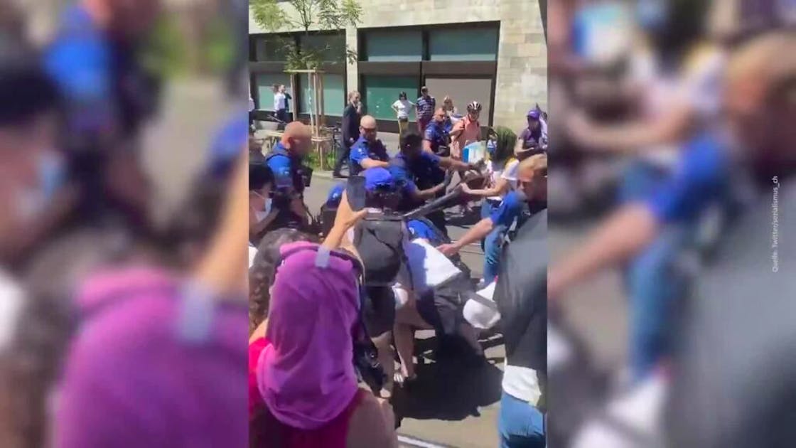«Macho-Cops»: Hier eskaliert feministische Demo am Zürcher Paradeplatz ...
