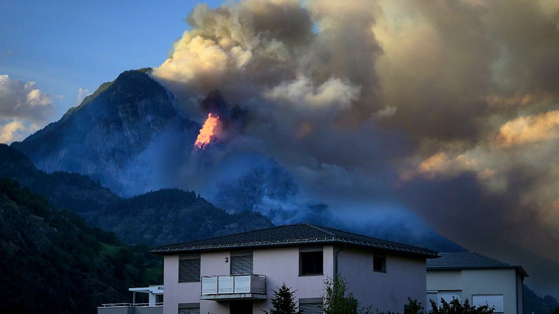 Incendie de forêt dans le Haut-Valais: le feu continue de se propager ...