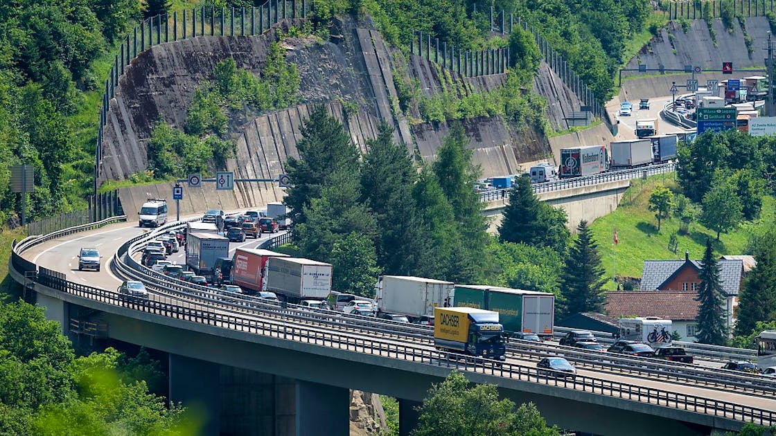 Trafic routier: Dix kilomètres de bouchons au Gothard en direction du ...