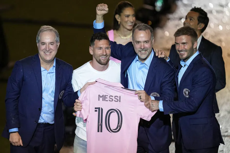 Messi presentato ufficialmente e l'allenatore chiede pazienza | blue News