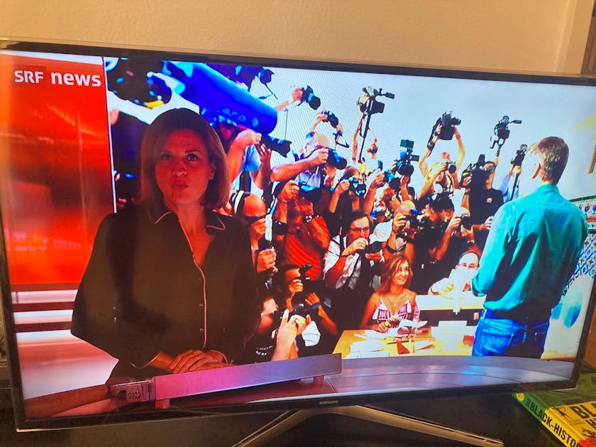 Licht aus bei SRF: Cornelia Boesch moderiert im dunklen «Tagesschau ...