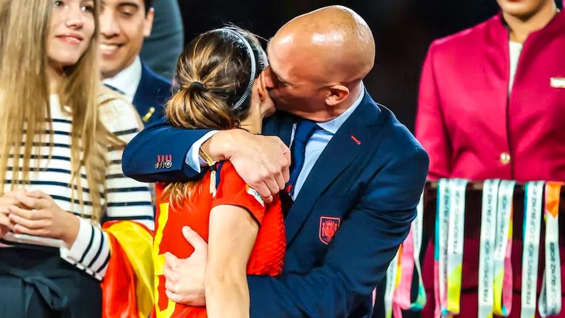 «Forse ho sbagliato»: Bacio clamoroso ai Mondiali: il dirigente ...