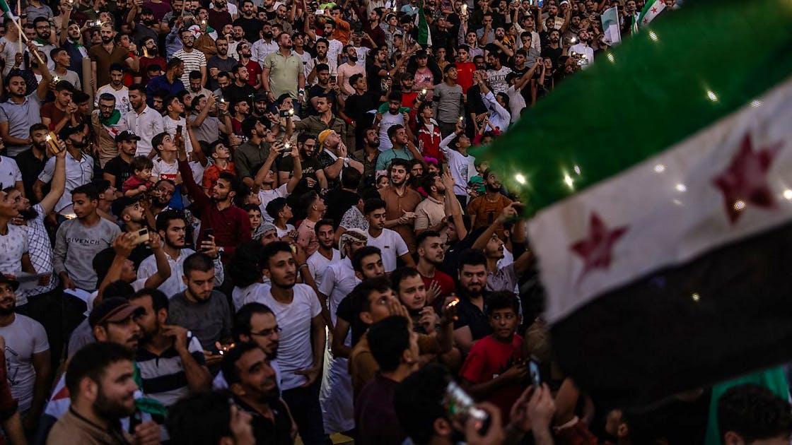 Politik: Aktivisten: Rund 2000 Menschen demonstrieren in Syrien gegen ...