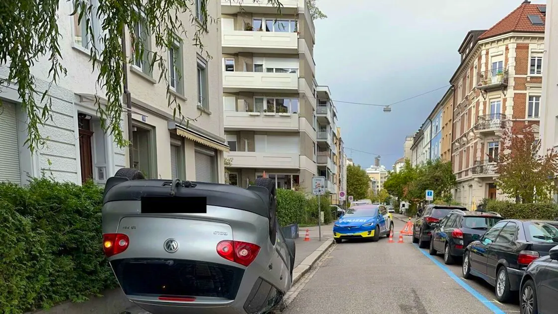 Verkehrsunfall: Zwei Jugendliche drehen bei Unfall in Basel ein Auto ...