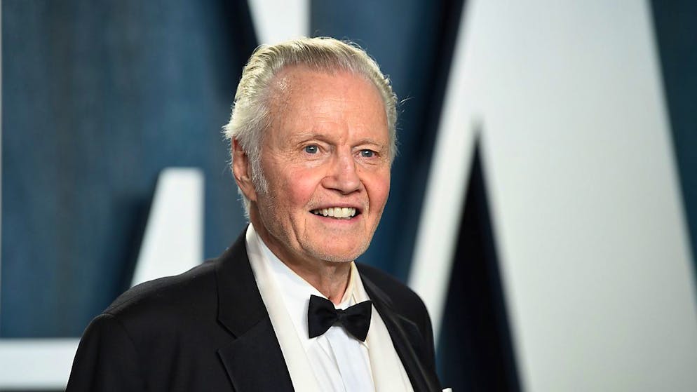 Jon Voight si schiera contro la figlia Angelina Jolie, ecco perché ...