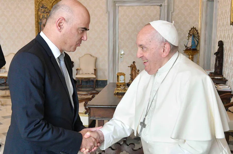 Le cadeau insolite d'Alain Berset au pape François | blue News