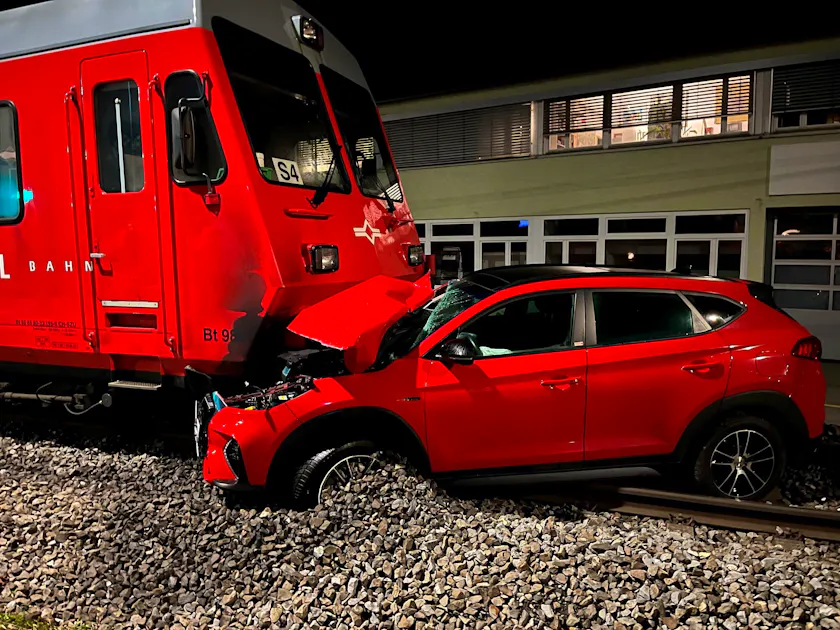 Collision train-voiture: pas de blessés mais d'importants dégâts | blue ...
