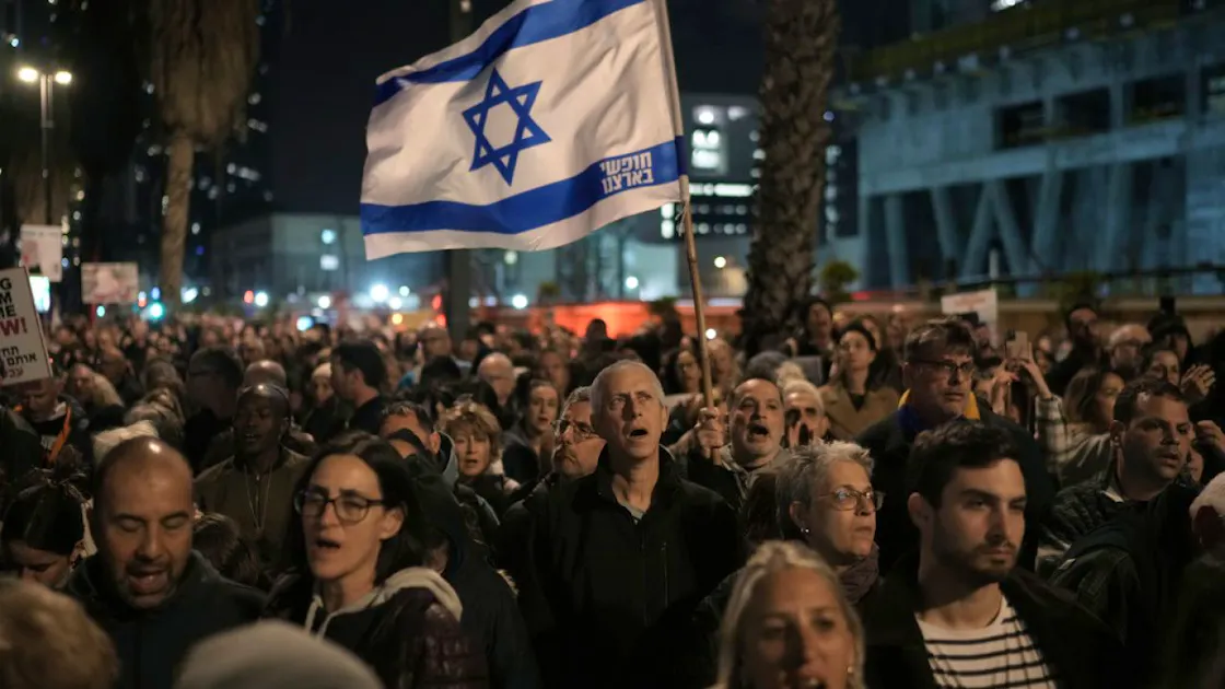 Migliaia in piazza a Tel Aviv e Haifa per gli ostaggi | blue News