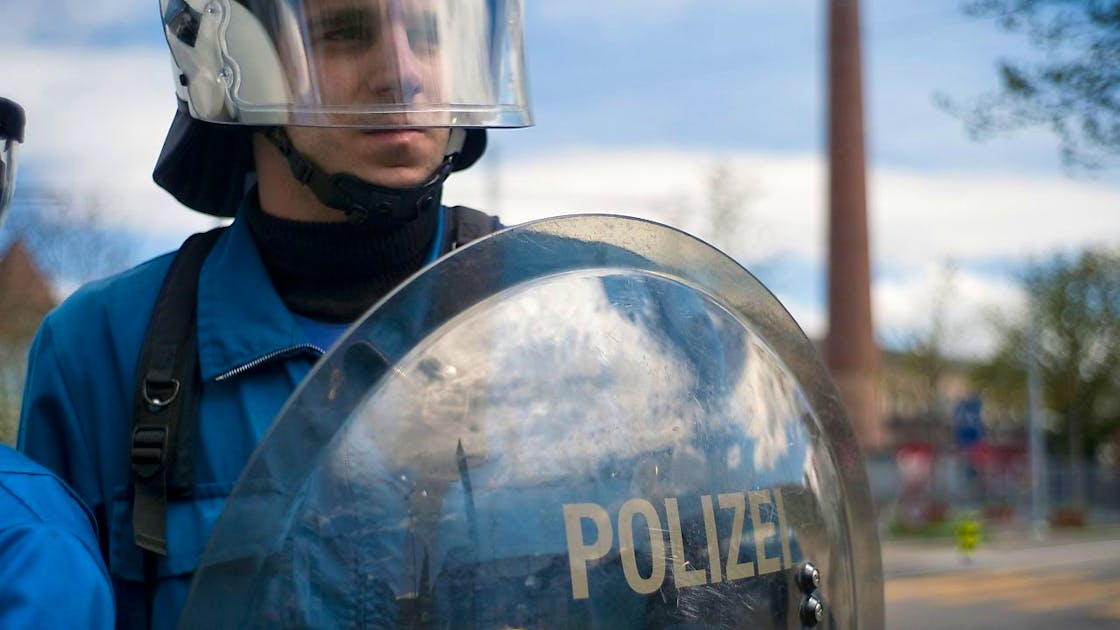 FCZ- und GC-Hooligans geraten aneinander und demolieren Tram | blue News