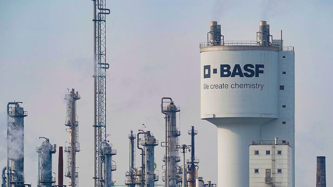 Chemie: BASF kündigt weiteren Stellenabbau und Sparprogramm an | blue News