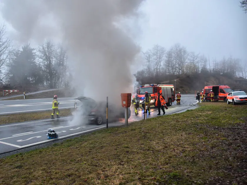 Trin GR: Familie mit Kleinkind rettet sich aus brennendem Auto | blue News